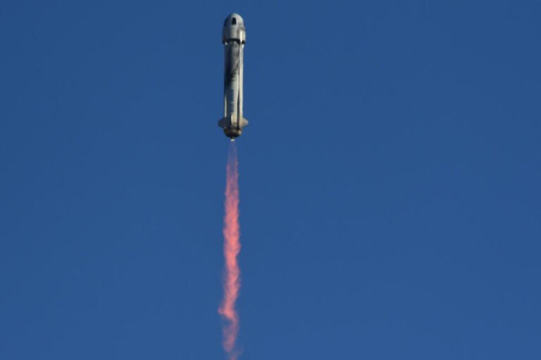 The suborbital rocket of Blue Origin makes its first flight in fifteen ...
